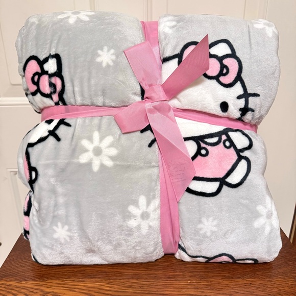 Hello Kitty | Bedding | New Hello Kitty Daisy Fullqueen Blanket | Poshmark